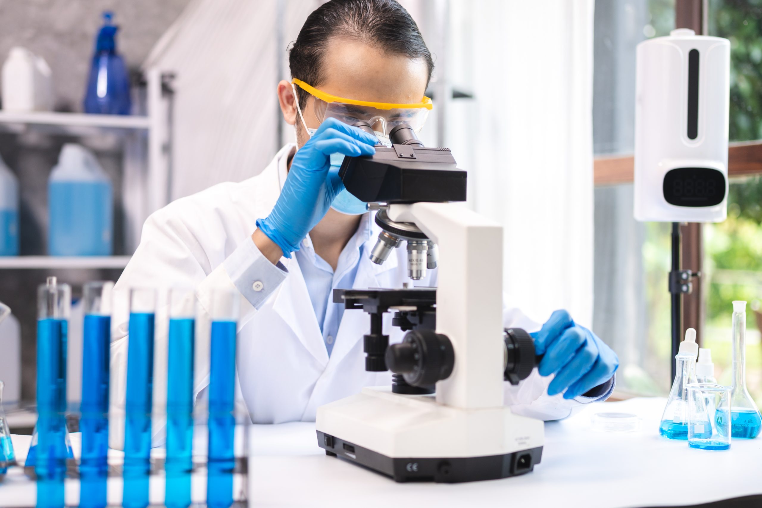 Explorando los equipos especializados en laboratorios de histología ...